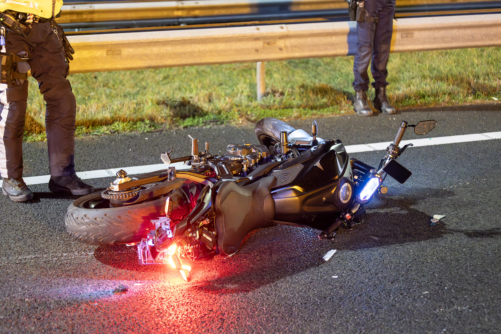 Tragiczny poranek na A5. Motocyklista nie żyje po zderzeniu z autem ...